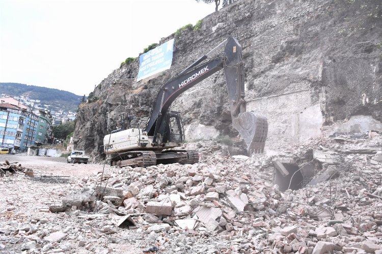 Bursa Osmangazi'de tarihi bölgedeki riskli binalar yıkılıyor | Ufuk ...